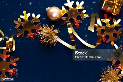 검은 배경에 크리스마스 황금 장식 플랫 누워 사진 메리 크리스마스와 새해 복 구 상단 보기 복사 공간 엑스 마 스 인사말 카드 0명에 대한 스톡 사진 및 기타 이미지