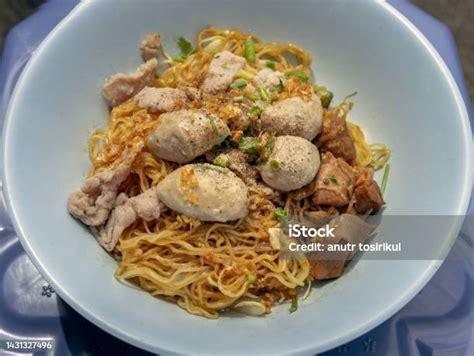 찐 돼지 고기 수프가없는 신선한 돼지 고기 및 돼지 고기 공을 곁들인 계란 국수 푸른 그릇에 고추와 다진 양파를 뿌렸다 건강한 식생활에 대한 스톡 사진 및 기타 이미지