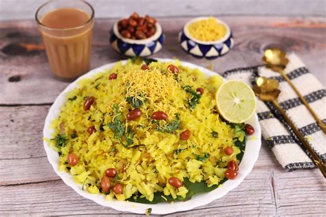 Maharashtra Special Kande Pohe Madhuras Recipe