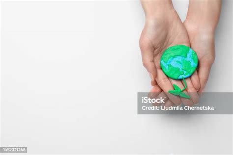 녹색 묘목이 있는 행성 모델과 흰색 배경에 텍스트를 위한 공간을 들고 있는 여자 상위 뷰 지구의 날 교육에 대한 스톡 사진 및 기타 이미지 Istock