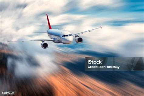 비행기 모션 흐림 효과 함께입니다 풍경 석양 여객기 및 낮은 구름 오렌지 숲과 하늘 배경을 흐리게 비행 여객기 착륙 상업용 항공기 모션블러에 대한 스톡 사진 및 기타 이미지