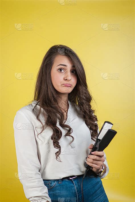 黄色背景衬托下的年轻美丽女孩的肖像