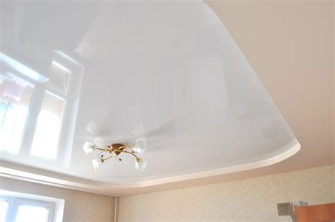 Двухуровневый натяжной потолок бежевый с белым фото