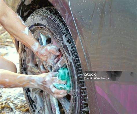 자동차의 바퀴를 청소 하는 비누와 녹색 마이크로 화이버 천으로 들고 남자의 손 교통수단에 대한 스톡 사진 및 기타 이미지