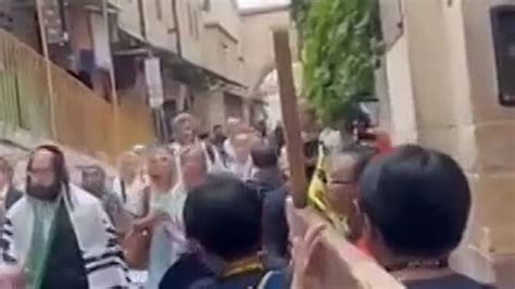 В сети завирусился ролик из Иерусалима Плевки евреев в христиан Mp4