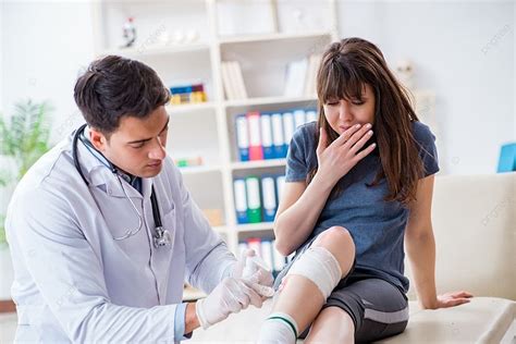 스포츠 부상을 입은 후 의사를 방문하는 환자 사진 배경 및 무료 다운로드를위한 그림 Pngtree