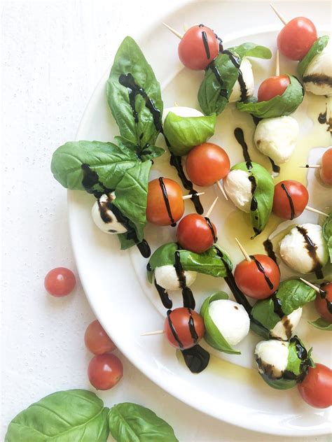 Caprese Salad Skewers With A Balsamic Glaze Salimas Kitchen Recipe Caprese Salad Easy