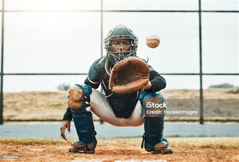 야구 캐치 및 스포츠를 위해 경기장에서 게임 포인트 또는 득점 야외의 필드에서 공으로 득점 경쟁 경기에서 스포츠 훈련 운동 및 피트니스에서 미트를 가진 흑인 투수 야구에