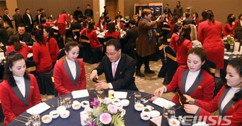 술잔 나누는 북한 응원단 태권도시범단 기자단