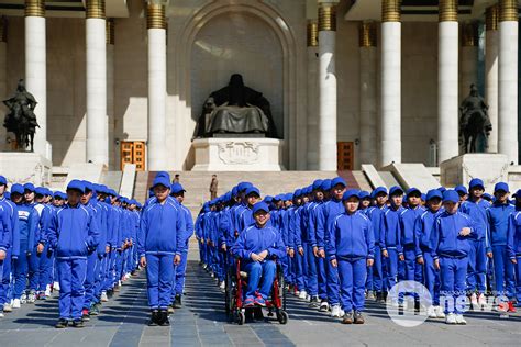 Тусгаар тогтнол шүлгийг Ерөнхийлөгч 2222 сурагчтай хамтдаа уншлаа News Mn