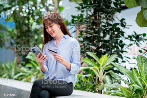 손쉬운 스타일과 금융 젊은 여성은 도시 환경에서 전화와 신용 카드로 지불합니다 30 34세에 대한 스톡 사진 및 기타 이미지 30 34세 고객 관광 Istock