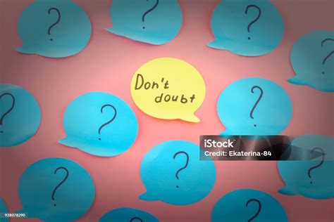 Vignettes와 특이 한 배경입니다 문구는 주황색 스티커 파란 종이에 물음표 중에 작성 된 것입니다 의심 하지 않습니다 느낌표에 대한 스톡 사진 및 기타 이미지 Istock