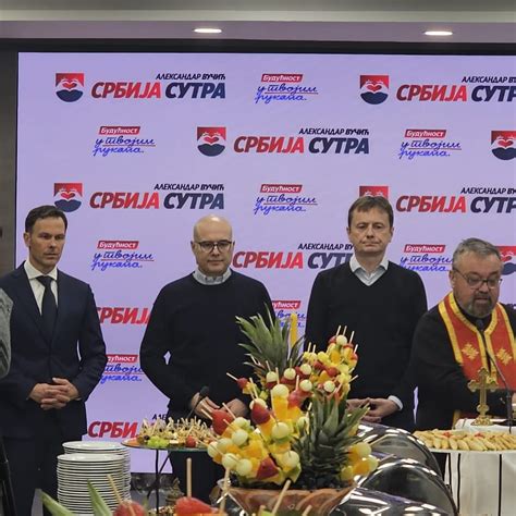 Милош Вучевић Обележили смо Бадњи дан традиционалним уношењем бадњака у седиште Српске