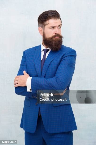 미용실과 이발소 비즈니스 캐주얼 스타일 남자에게 자신감을 주는 것 선임 직원 블루 슈트 파란 정장 옷을 입은 잔인한 수염 남자