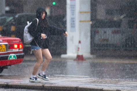 天氣｜預測明日續有驟雨狂風雷暴 今日港島西雨量逾70毫米 黃色暴雨警告信號一度發出 持續更新 Am730