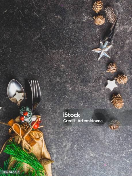 크리스마스 테이블 장소 설정 축제 장식 스타 계피 스틱 눈 딸기 분기와 소나무와 삼베 가방에 칼 크리스마스 크리스마스 새해 휴일 배경 0명에 대한 스톡 사진 및 기타 이미지