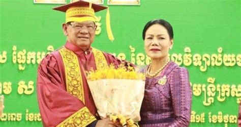 សម្ដេចក្រឡាហោម ស ខេង ទទួលសញ្ញាបត្របណ្ឌិតកិត្តិយសផ្នែកអភិវឌ្ឍន៍ជនបទ ពី សាកលវិទ្យាល័យជាតិ ជា ស៊ីម