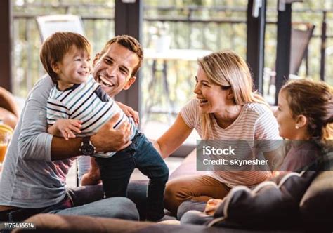 거실에서 어린 아이들과 함께 즐거운 시간을 보내는 젊은 행복한 부모 4 명에 대한 스톡 사진 및 기타 이미지 4 명 가정 생활 가족 Istock