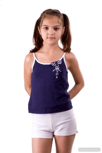 Девочка в простых белых шортах Шорты фото