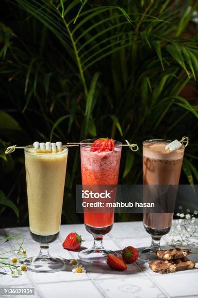 하얀 테이블에 레드 주스와 미모사 칵테일 해피 아워 브런치 클래식 칵테일 0명에 대한 스톡 사진 및 기타 이미지 0명 갈색 고명 Istock