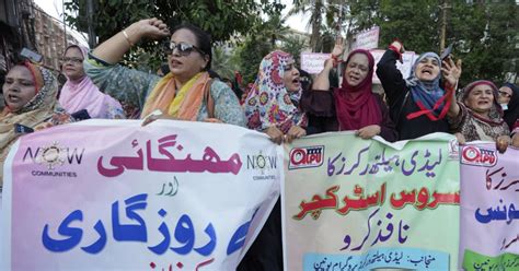 구호 외치는 파키스탄 여성 의료 노조원들