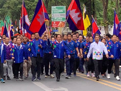 លោក ឃួង ស្រេង ទទួលនិងប្រគល់ព្រះអគ្គិជ័យកីឡា បន្តដង្ហែឆ្ពោះទៅខេត្តជុំវិញបឹងទន្លេសាប