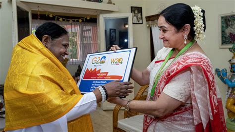 Renowned Classical Dancer Dr Sandhya Purecha Meets Amma Sri Mata Amritanandamayi Devi