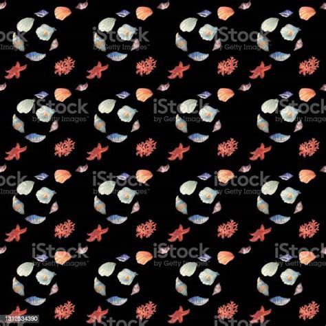 검은 색 고립 된 배경에 여러 가지 색상 조개 산호와 불가사리와 원활한 패턴 수채화 손으로 그린 요소 검은색에 대한 스톡 벡터