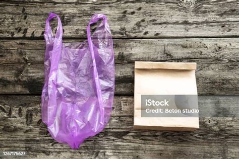 갈색 투명 빈 빈 공예 종이 가방과 나무 배경에 비닐 봉지 포장 템플릿 모의 폐기물이 없습니다 공간을 복사합니다 광고 영역 저장 세계 개념 아니 비닐 봉지 종이에 대한 스톡