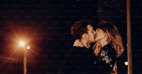 거리에서 야외에서 키스하는 커플 신혼 여행에서 파리의 밤 거리에서 키스하는 두 연인 열정 개념 사진 Unsplash의 도시 이미지