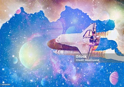 로켓은 우주로 시작합니다 개념 우주선은 배경에 폭발과 연기로 리프트 Nasa가 제공하는 이 이미지의 요소 우주 왕복선에 대한 스톡 사진 및 기타 이미지 Istock