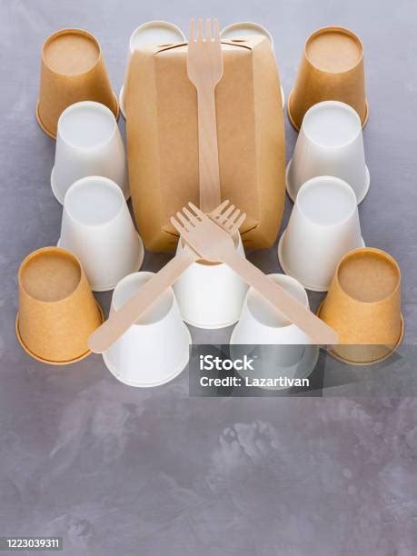 폐기물 제로 일회용 식기 회색 배경에 대나무나무와 종이로 만든 친환경 일회용 기구 종이 컵 패스트 푸드 용기 및 대나무 나무 칼 0명에 대한 스톡 사진 및 기타 이미지