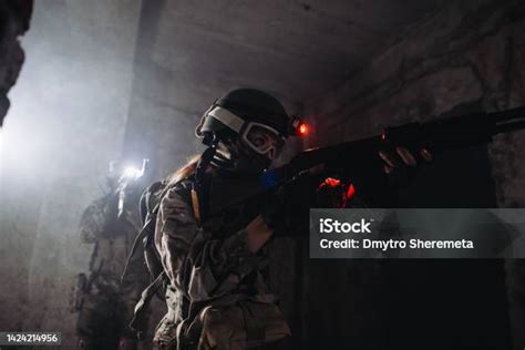 전장에서 우크라이나 군인 특수 부대는 적의 영토에서 정찰을 실시합니다 군대에 대한 스톡 사진 및 기타 이미지 군대 위장 육군 병사 Istock