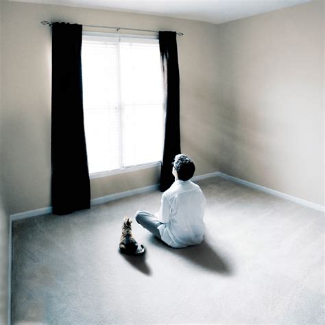 Фото Парень в очках смотрит в окно рядом с ним сидит кошка фотограф Stephen Criscolo