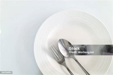 흰 접시에 숟가락과 포크 빈 접시가 있는 식당의 흰색 테이블 0명에 대한 스톡 사진 및 기타 이미지 0명 강철 개체 그룹 Istock