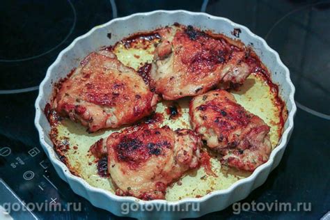 Куриные бедра, запеченная с соусом мохо. Рецепт с фото
