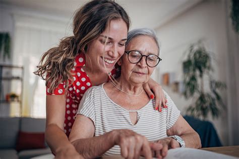 할머니와 손녀가 함께 즐거운 시간을 보내고 집에서 책을 읽습니다 2명에 대한 스톡 사진 및 기타 이미지 2명 가족 노인 Istock