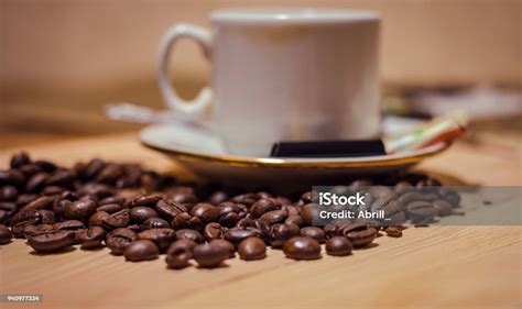 화이트 컵 커피와 원두 커피 테이블에 대 한 향기로운 커피의 아침 잔 갈색에 대한 스톡 사진 및 기타 이미지 갈색 곡초류 마실 것 Istock