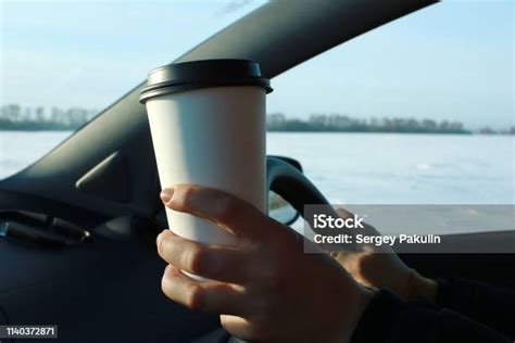 여자는 차를 운전 하 고 커피 또는 주스의 흰 종이 컵을 들고 음료와 함께 겨울에 자동차로 여행 유리에 공간을 복사 합니다 겨울에 대한 스톡 사진 및 기타 이미지 Istock
