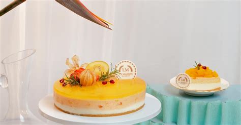 실내 Flavorful 감귤 케이크 계층화 된 케이크 고급 디저트 과일 장식 과자 꽃 장식 달콤한 디저트 맛있는 미식가 부드러운 아이싱 선명한