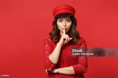 레이스 드레스와 캡에 멋진 젊은 여 자가 입술에 손가락으로 조용 하 게 말하는 쉿 제스처 밝은 빨간색 벽 배경에 고립 사람들은 진심으로 감정 라이프 스타일 개념입니다 복사