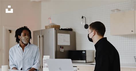 검은 양복을 입은 남자 옆에 서 있는 하얀 드레스 셔츠를 입은 남자 사진 Unsplash의 무료 직원 이미지