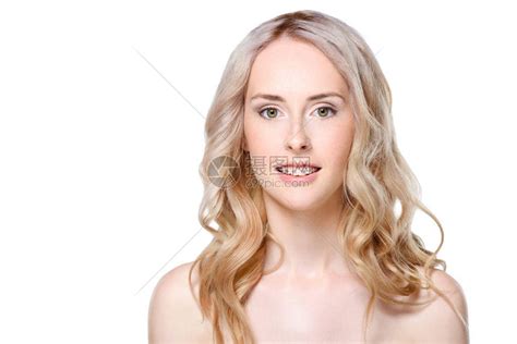 一位年轻女肖像与牙套高清图片下载 正版图片503381038 摄图网