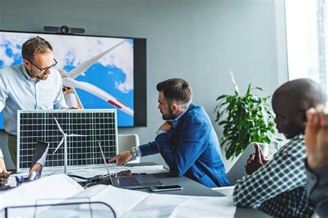 지속 가능한 에너지 자원에 관한 비즈니스 미팅 풍차 및 태양 전지판 25 29세에 대한 스톡 사진 및 기타 이미지 25 29세 3 명 35 39세 Istock