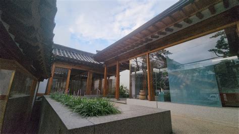 사람들이 빚 갚느라 쓸 돈 없어서물가가 너무 올라 남들과 같이 쓰기 부담스러워서다들 돈 부족하다 생활고에 허덕인다