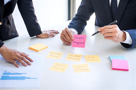 자산 관리 및 재무 개념 평가 데이터 투자 펀드에 대한 비즈니스 회계 분석 및 계산 및 보고서 스티커 메모 논문 및 토론 개발에 대한 스톡 사진 및 기타 이미지 Istock