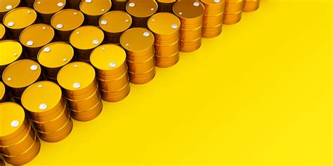 노란색 배경에 금색 금속 기름통 행 오른쪽 텍스트 장소가있는 평면도 석유 산업 개념 3d 렌더링 일러스트레이션 3차원 형태에 대한 스톡 사진 및 기타 이미지 Istock