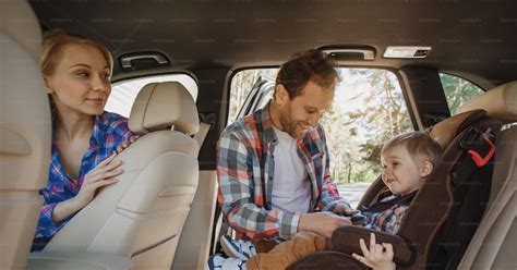 자동차로 여행 가족이 함께 타고 어린이 안전 사진 Unsplash의 수송 이미지