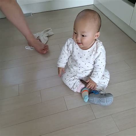 첫 크록스 신발 신겼더니 그냥 벗네요 10개월아기 Youtube
