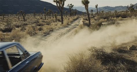 사막의 비포장 도로를 달리는 자동차 사진 Unsplash의 자동차 속도 이미지